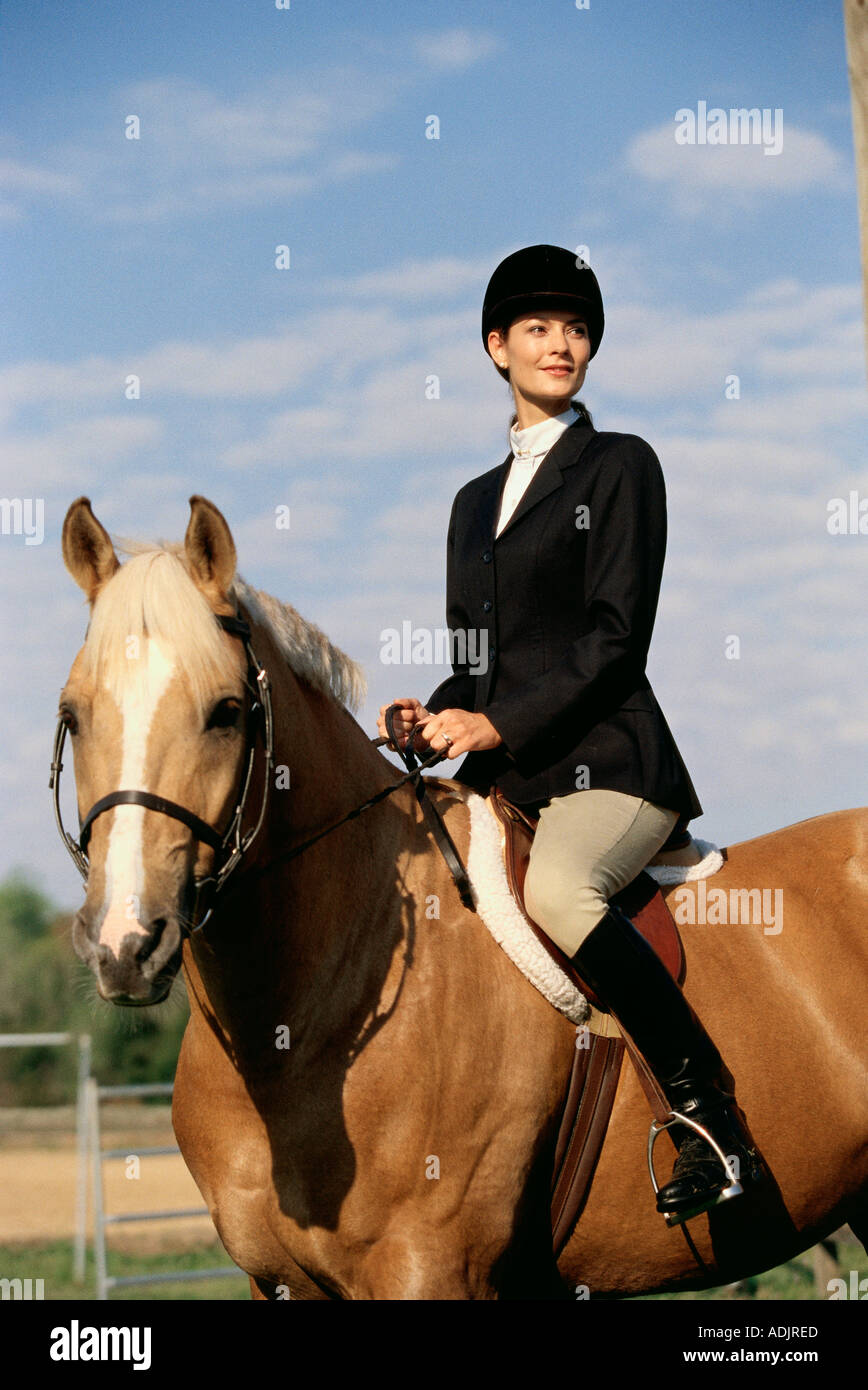 Jockey on a horse Banque de photographies et d’images à haute ...