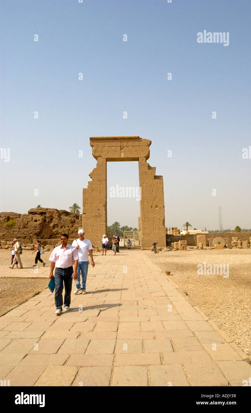 L'entrée au Temple de Dendérah Dendérah Egypte,complexe Photo Stock - Alamy