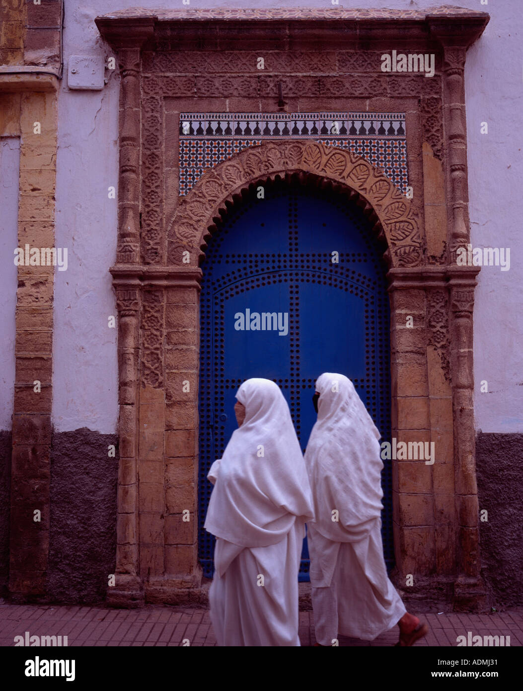 Maroc deux femmes marocaines marchent Banque de photographies et d ...