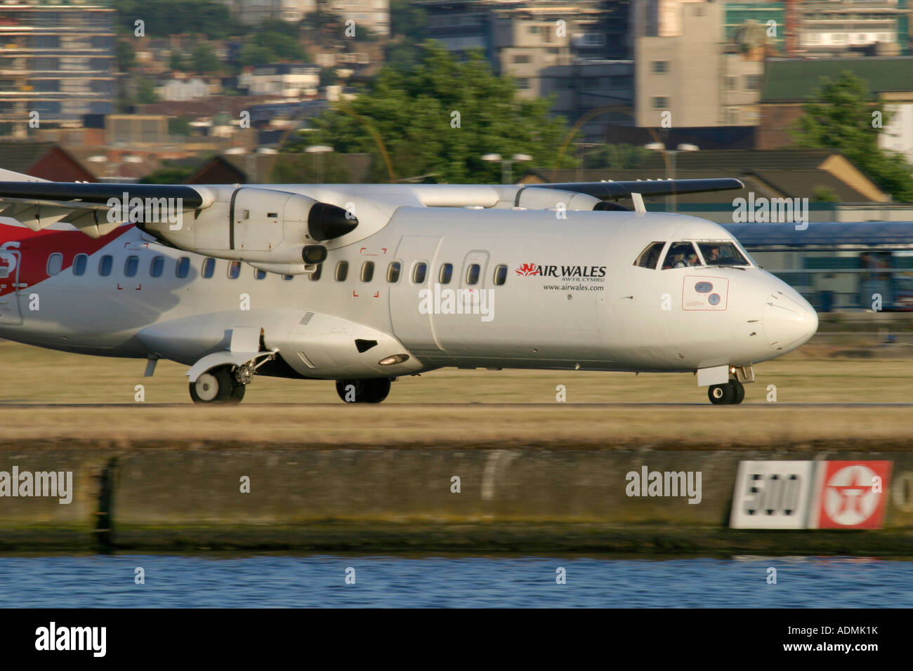Airplane plane atr 42 turboprop Banque de photographies et d’images à ...