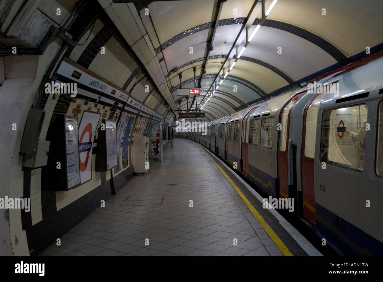 La station de métro Lambeth North Bakerloo Line London Underground ...