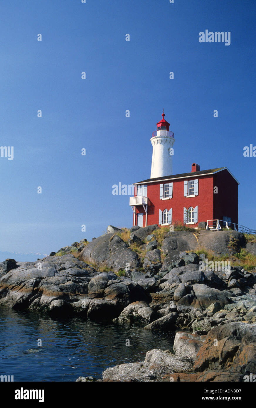 Le phare de Fisgard dans le lieu historique national Fort Rodd Hill ...