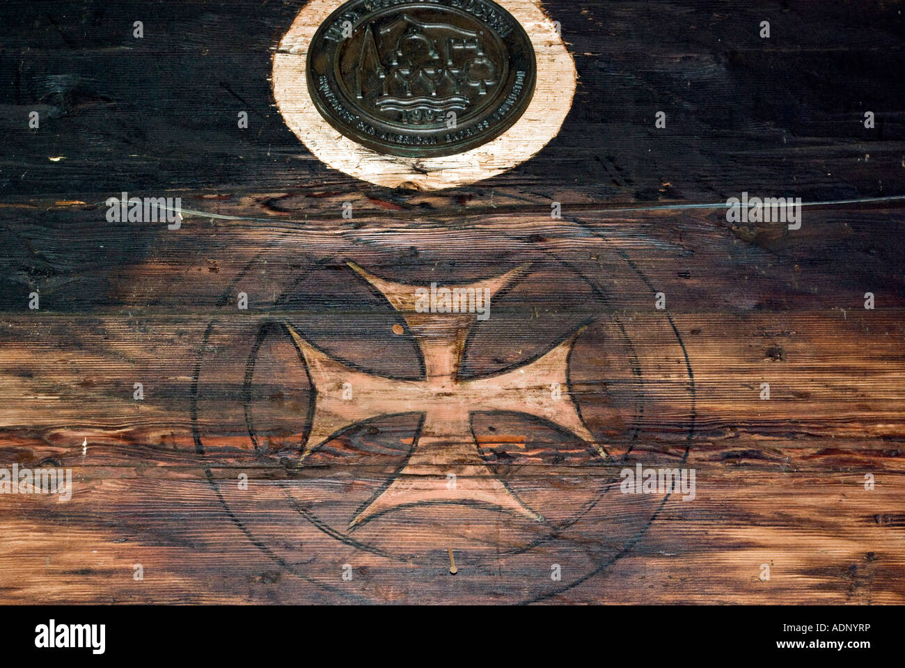 Détails d'une croix pattée ou cross-croisés au-dessus de l'entrée de l ...