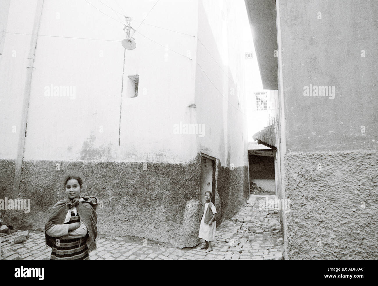 Les enfants dans les rues de la médina souk à Meknès au Maroc au ...