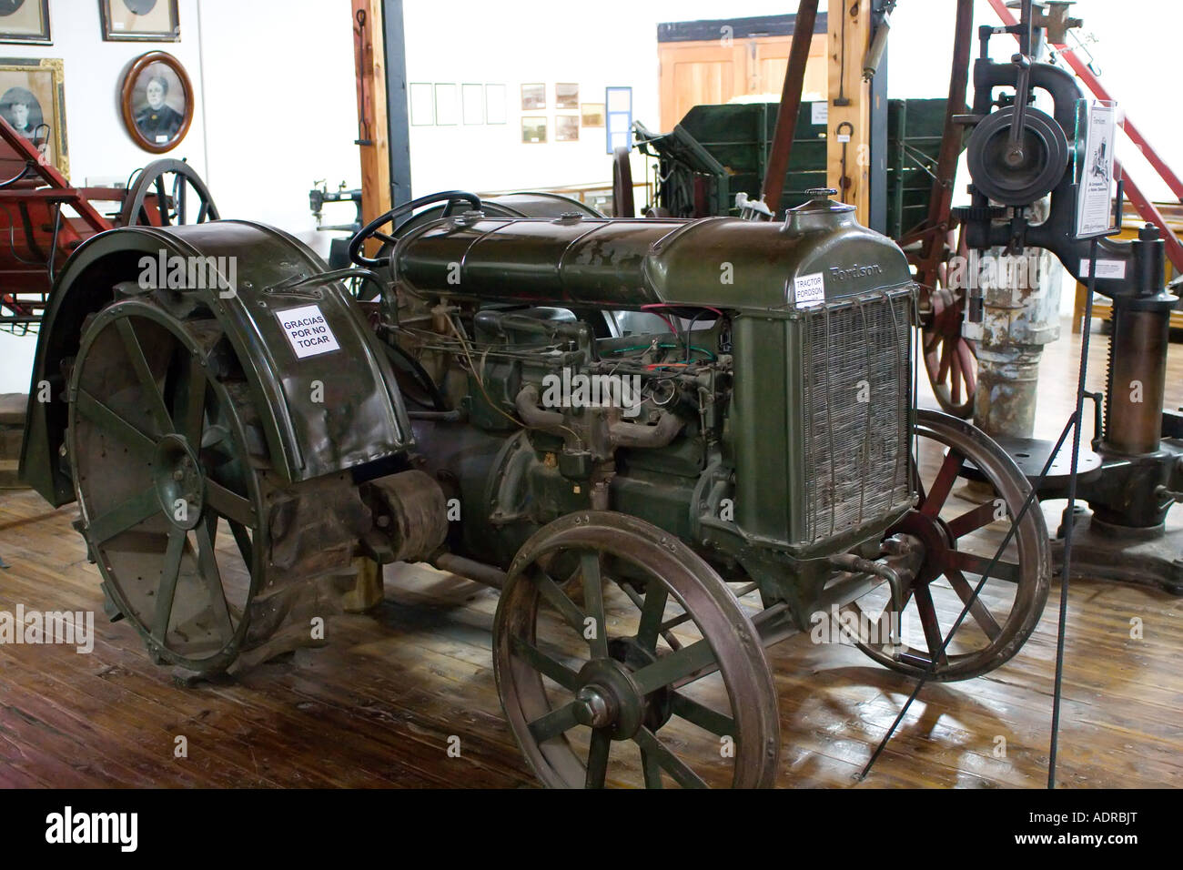 Fordson tractor Banque de photographies et d’images à haute résolution ...