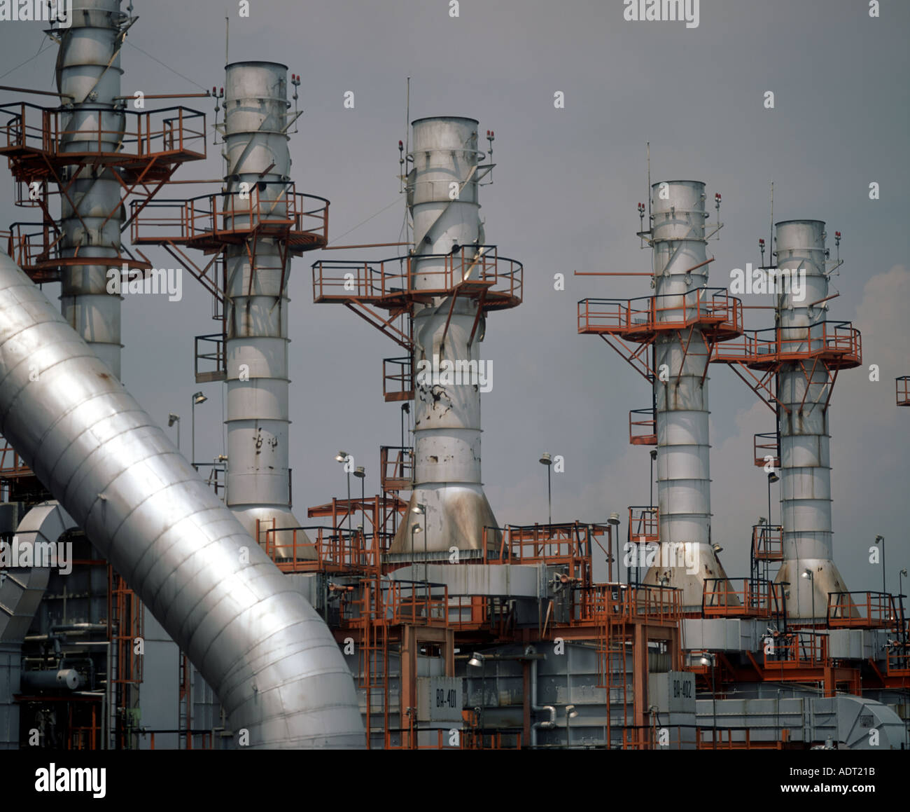 Cracking tower Banque de photographies et d’images à haute résolution ...