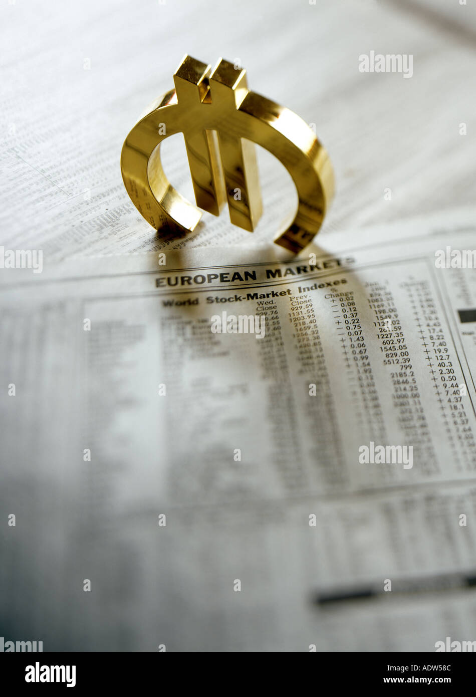 Golden euro logo Banque de photographies et d’images à haute résolution ...