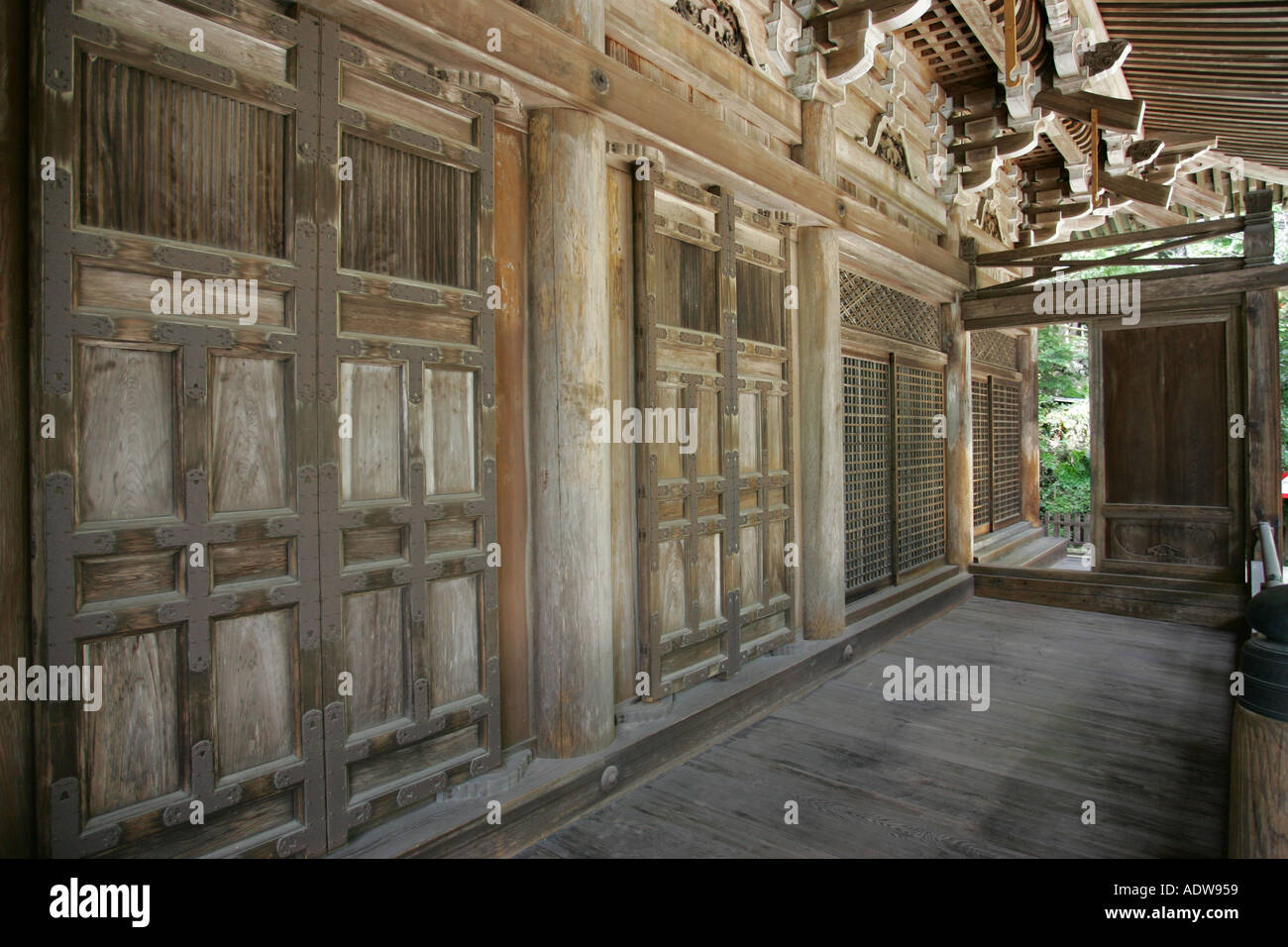 Une architecture traditionnelle en bois vu dans cet ancien temple de ...