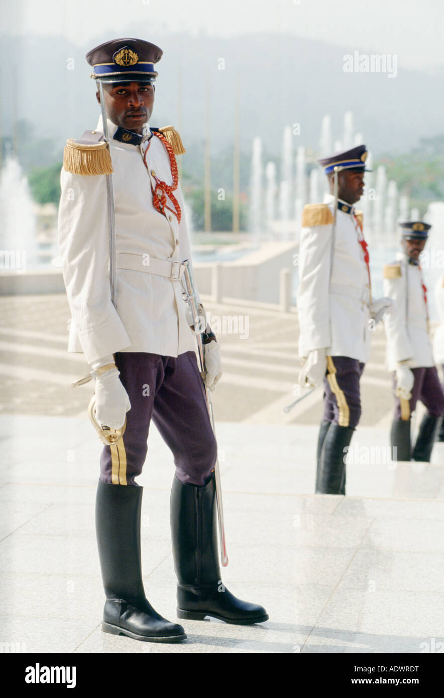 Les soldats de la garde présidentielle en uniforme de cérémonie avec ...
