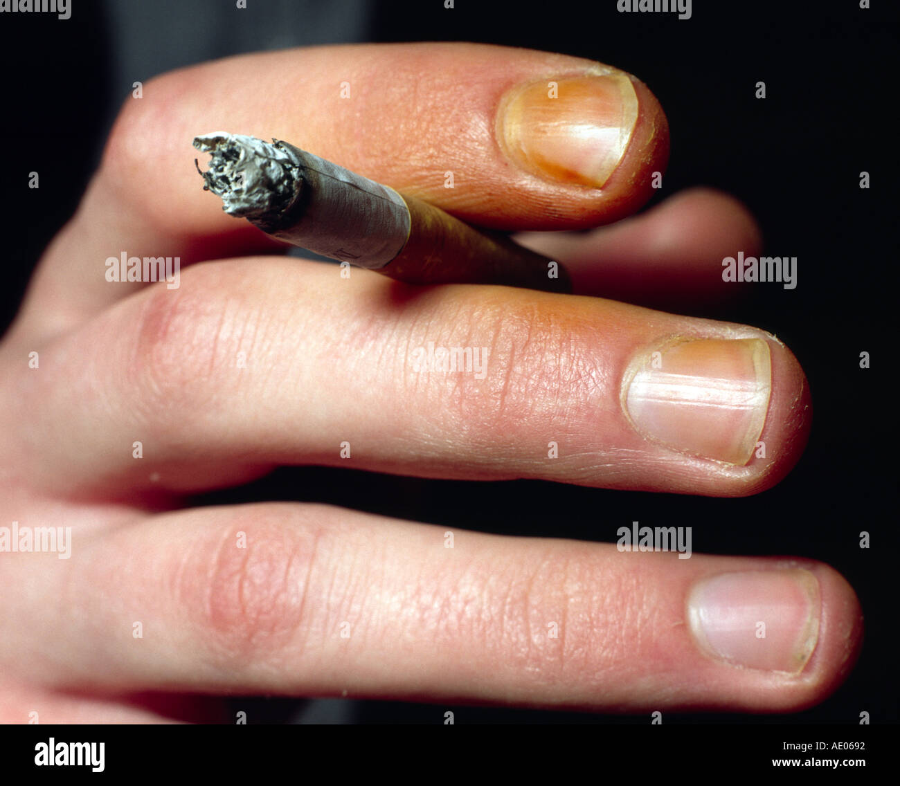 Les doigts jaunes de la nicotine des cigarettes Photo Stock - Alamy