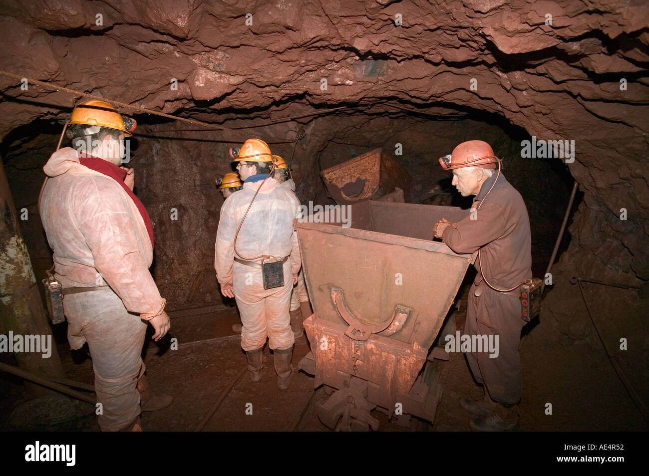 Visite guidée casque sécurité Banque de photographies et d’images à ...