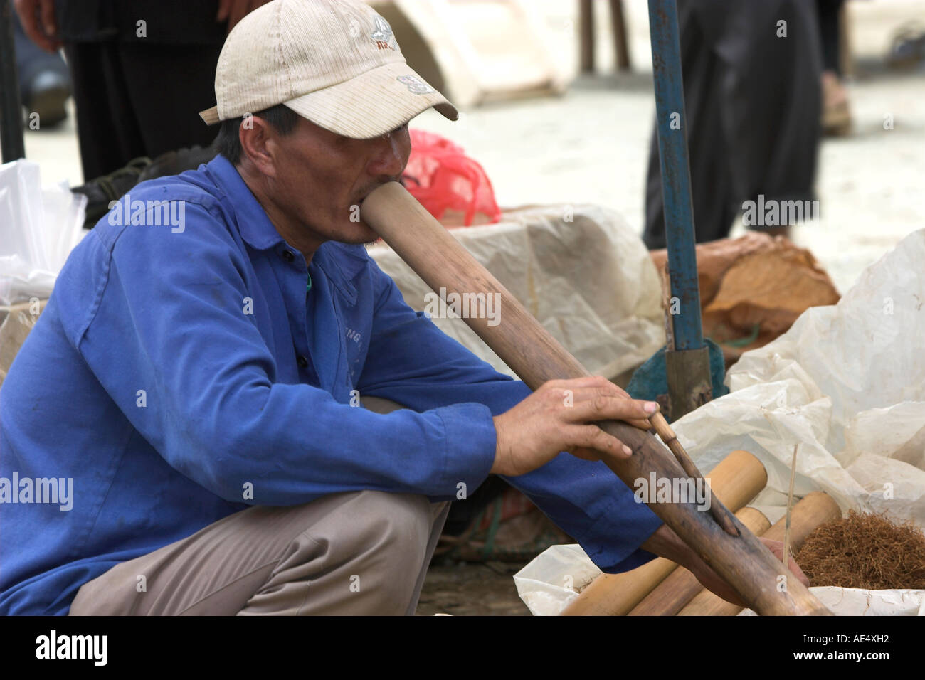 Vietnamese man smoking tobacco pipe Banque de photographies et d’images ...