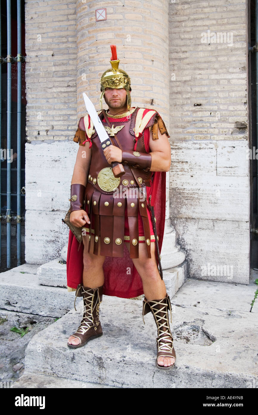 L'homme habillé en gladiateur romain se trouve à l'extérieur du Colisée ...