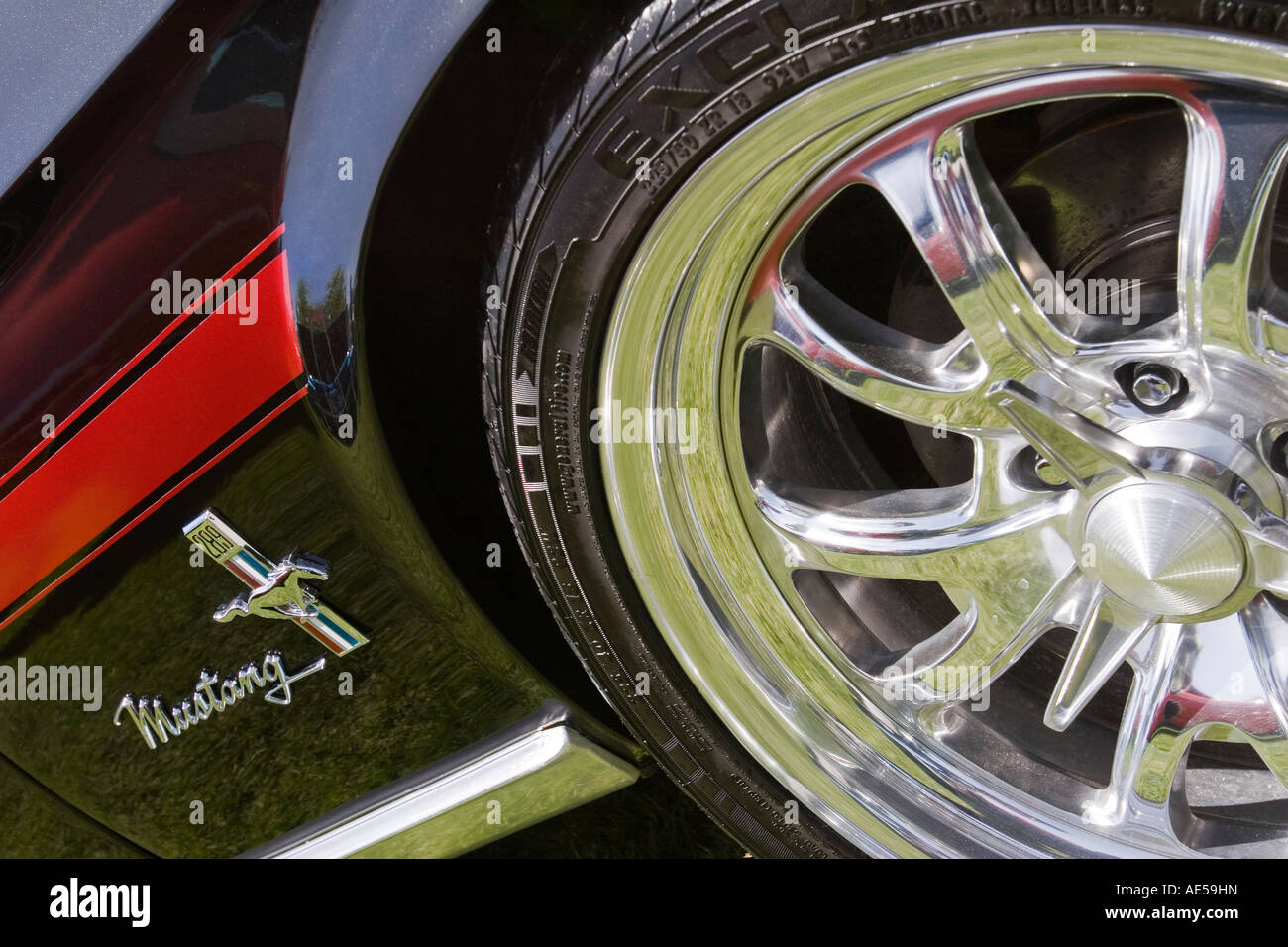 Roue avant et côté d'une Ford Mustang 1968 noir voiture classique avec ...