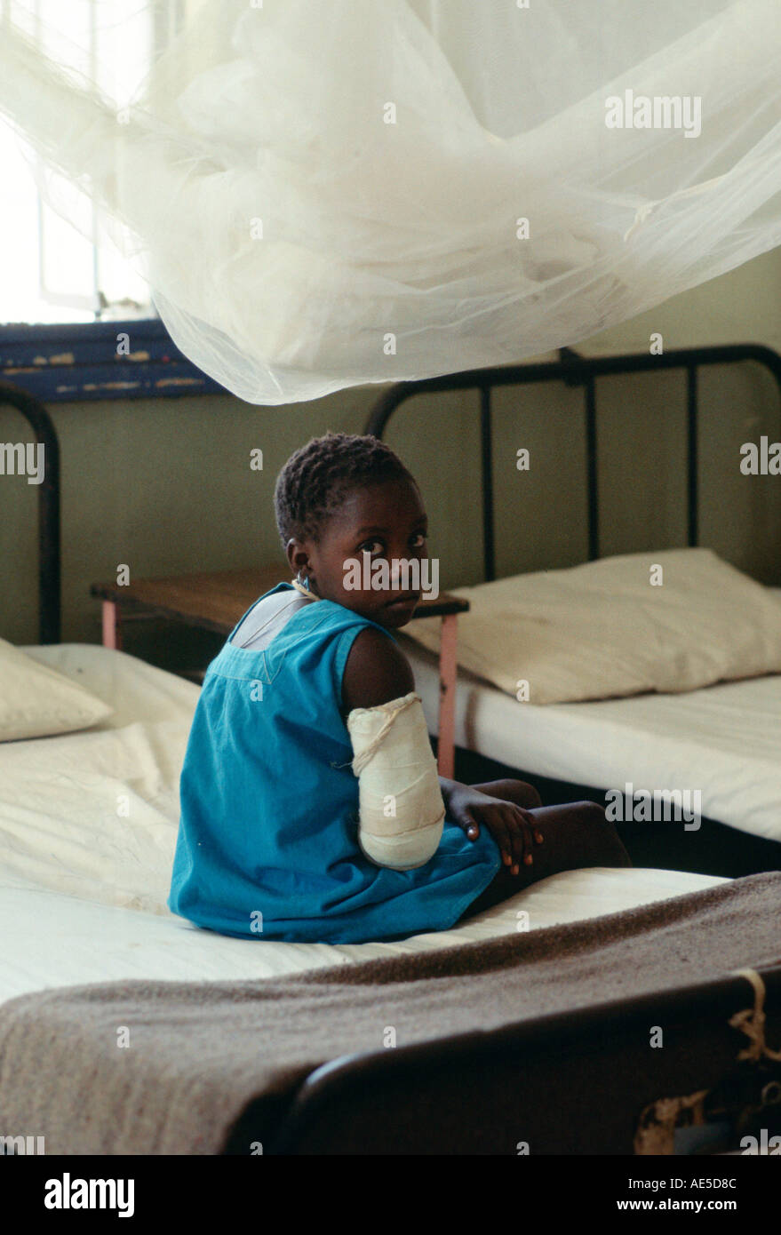 Bras cassé afrique blessure Banque de photographies et d’images à haute ...