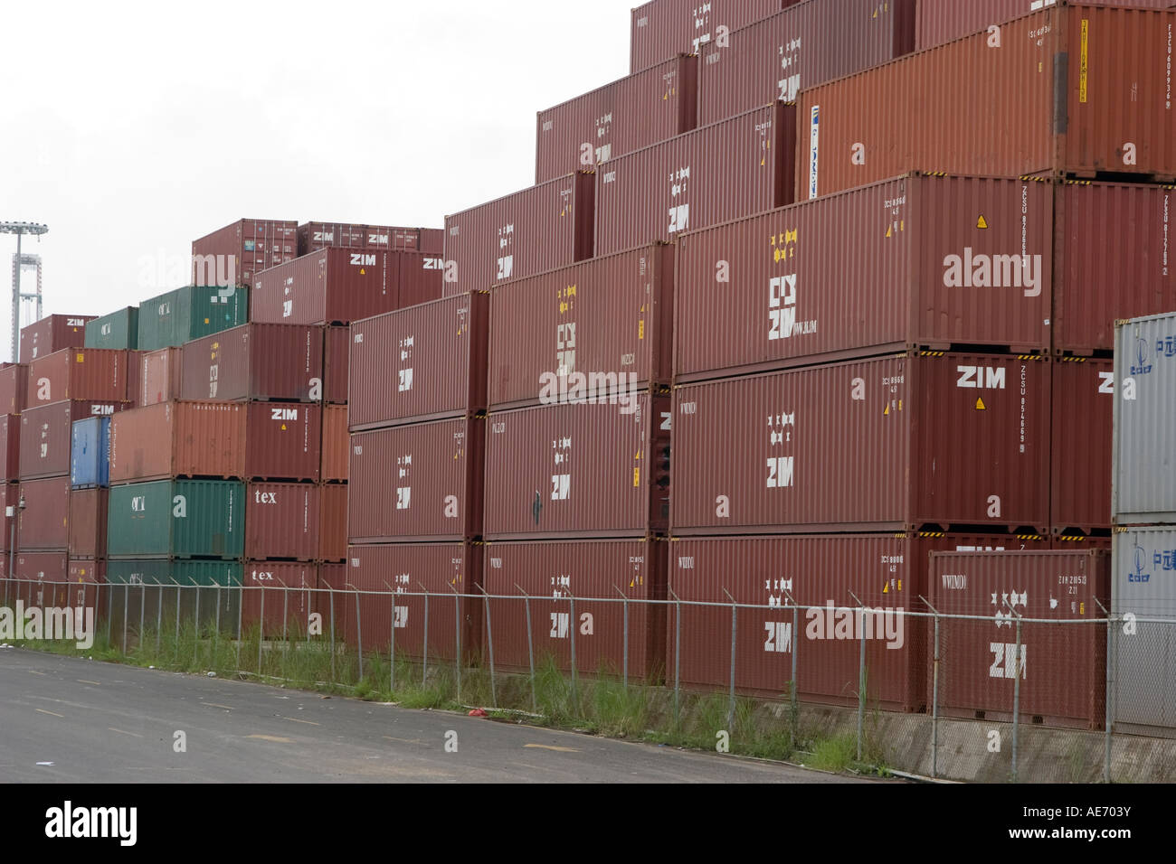 Stacked shipping containers Banque de photographies et d’images à haute ...