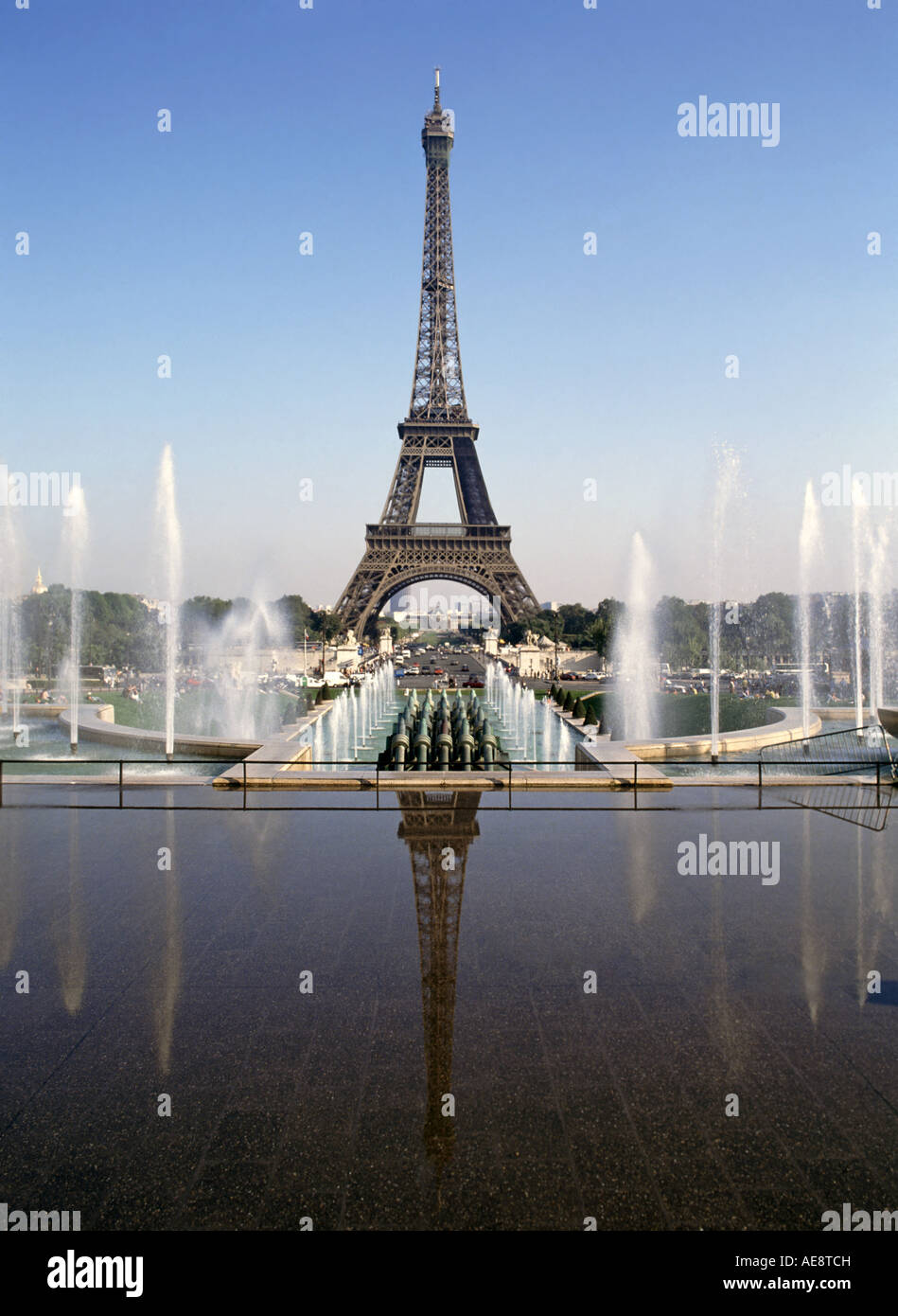 La composition symétrique de l'emblématique et célèbre Tour Eiffel ...