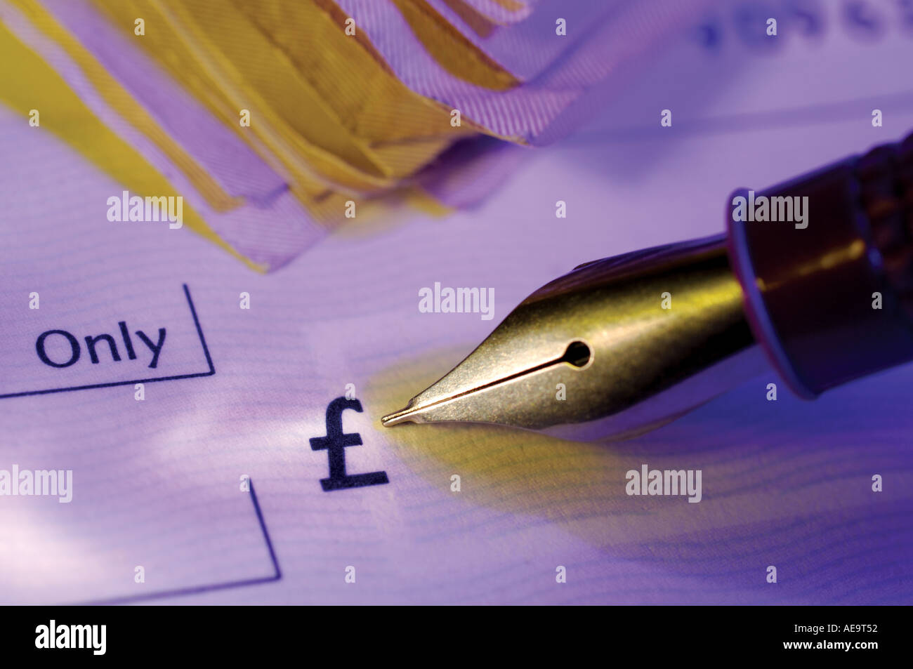 La signature d'un chèque de banque avec stylet Photo Stock - Alamy