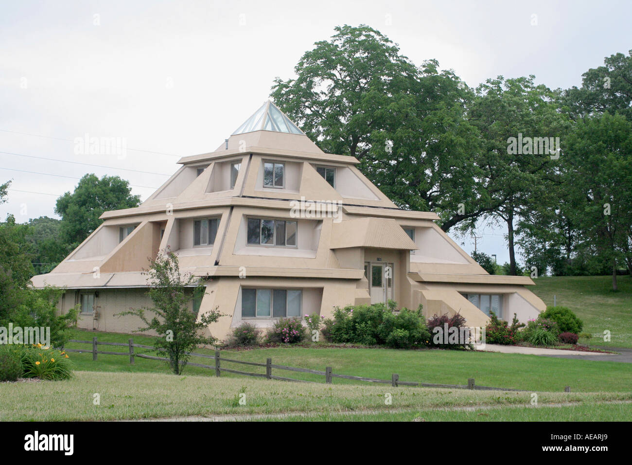 Maison pyramidale Banque de photographies et d’images à haute ...