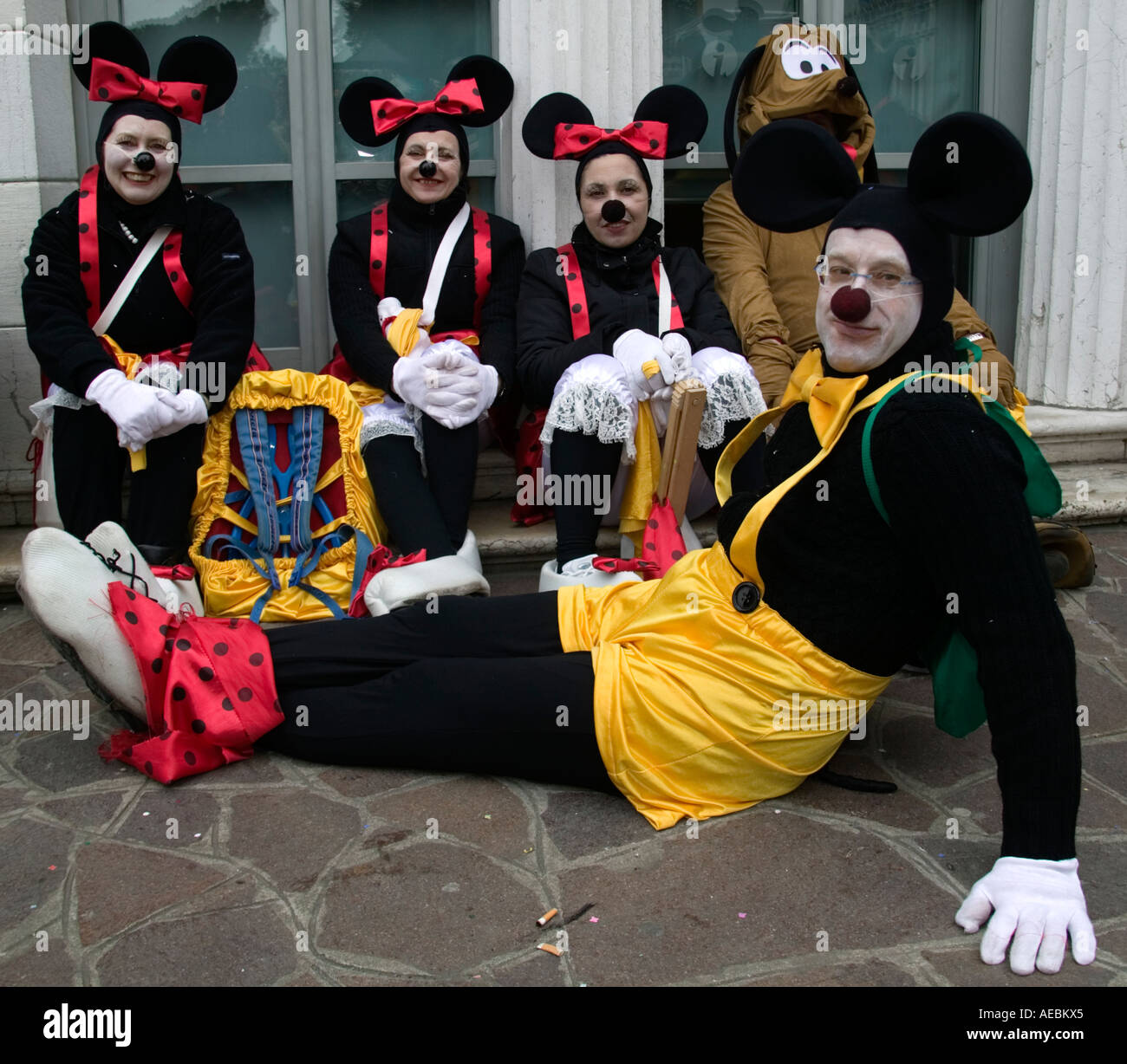 Carnaval de Venise, des personnages déguisés en Mickey et Minnie Mouse ...