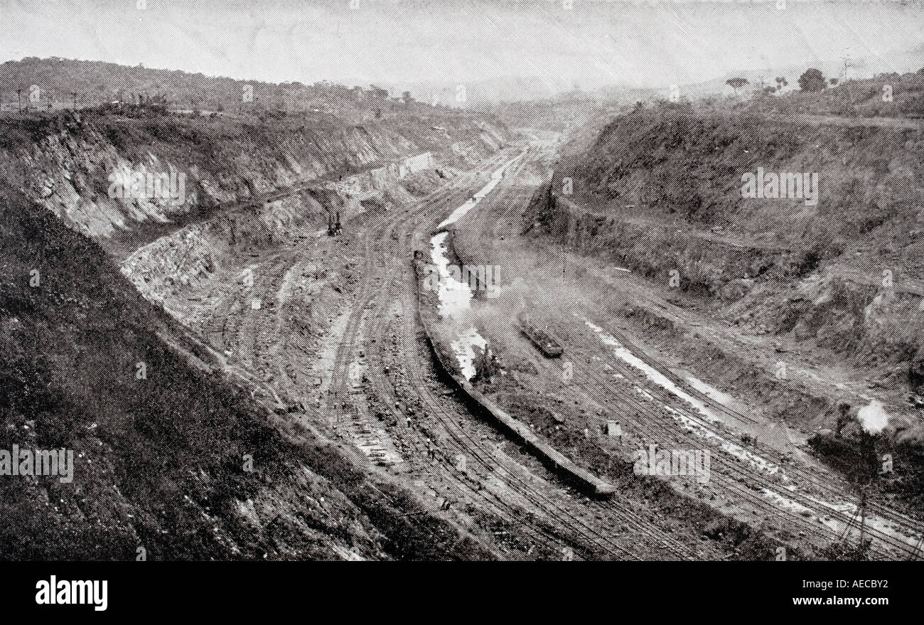 En construction du canal de Panama, au début du xxe siècle. Coupe ...