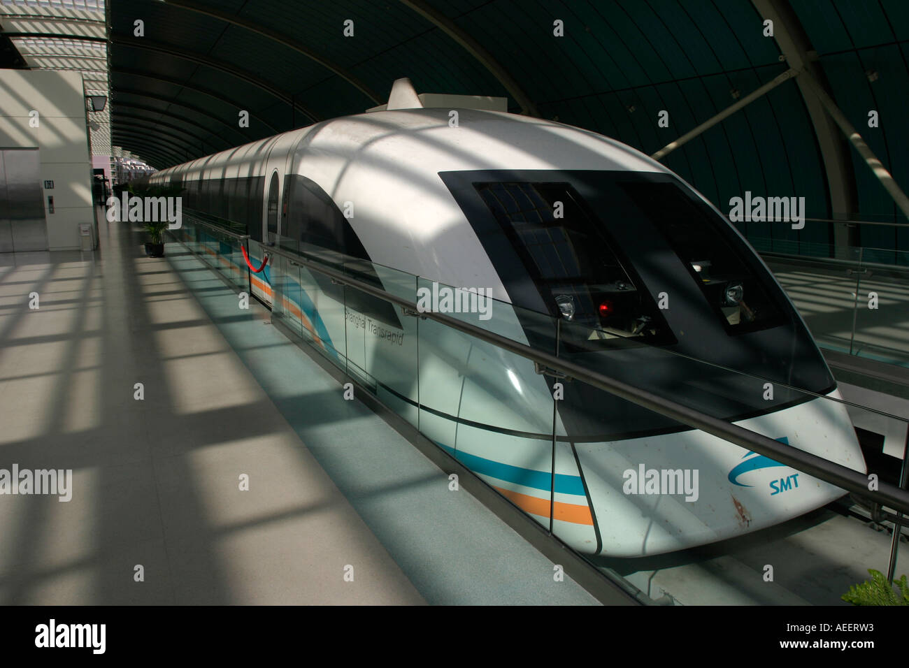 Le train à sustentation magnétique Maglev qui transporte les passagers ...