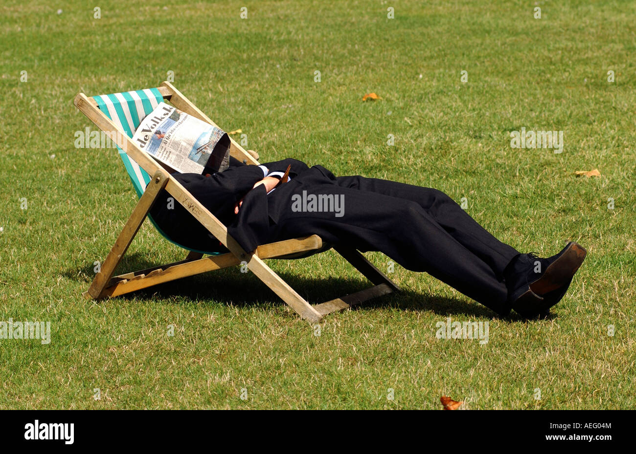 L'homme sur un transat, dormir dans un parc Photo Stock - Alamy