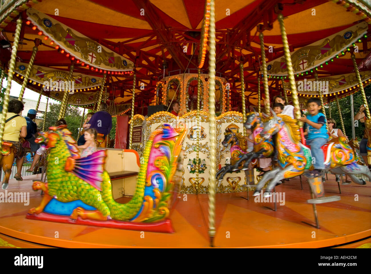 Grand angle horizontal d'un carrousel à l'ancienne colorés avec des ...