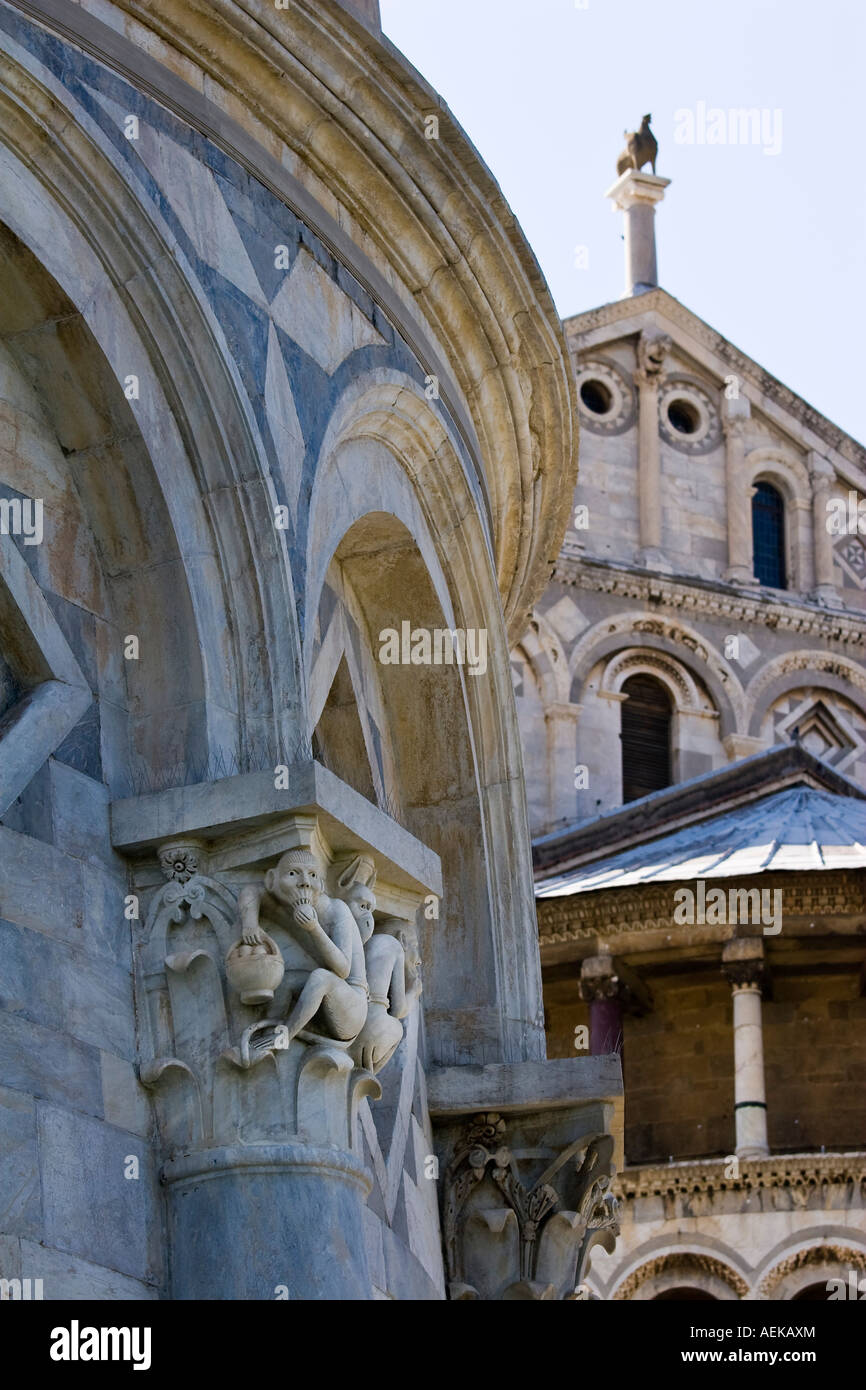 Figures sculptées sur les colonnes du premier étage de la Tour de Pise ...