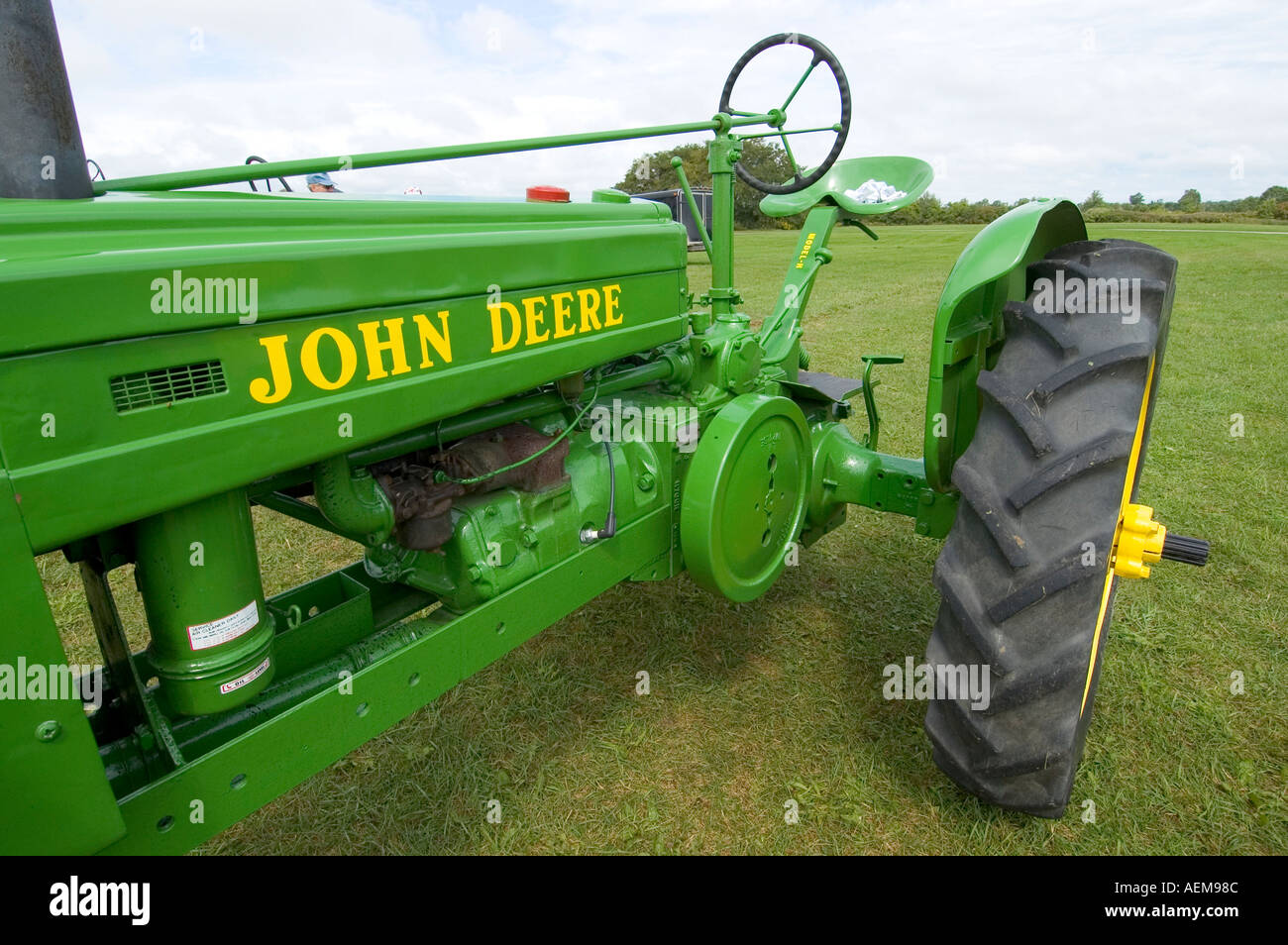 Les agriculteurs locaux afficher vieux tracteurs de ferme dans un vers ...