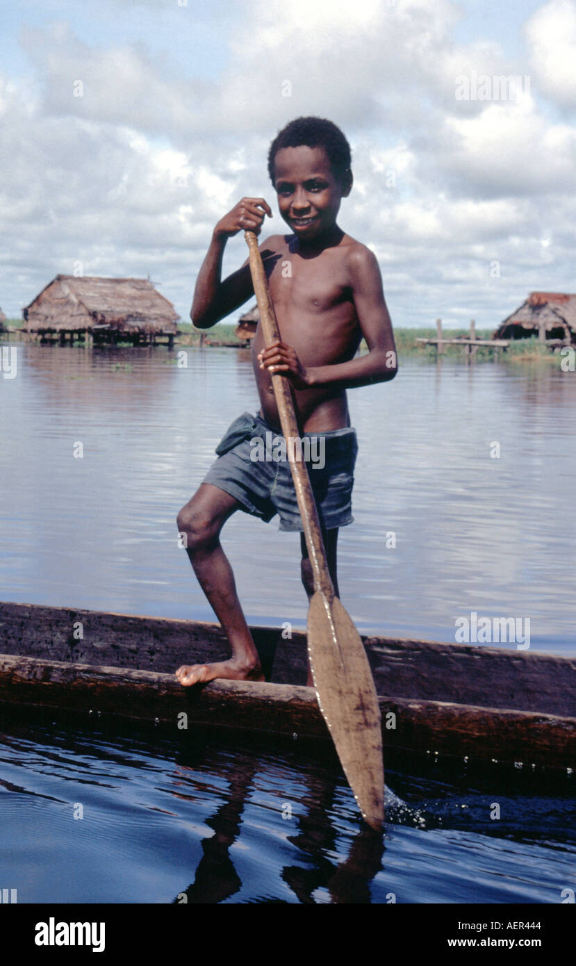 Sepik canoe Banque de photographies et d’images à haute résolution - Alamy