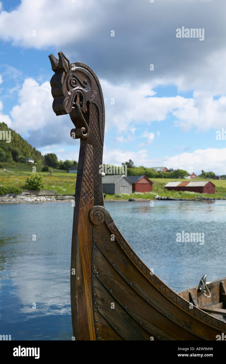 Tête de dragon sur la proue d'un bateau viking Photo Stock - Alamy