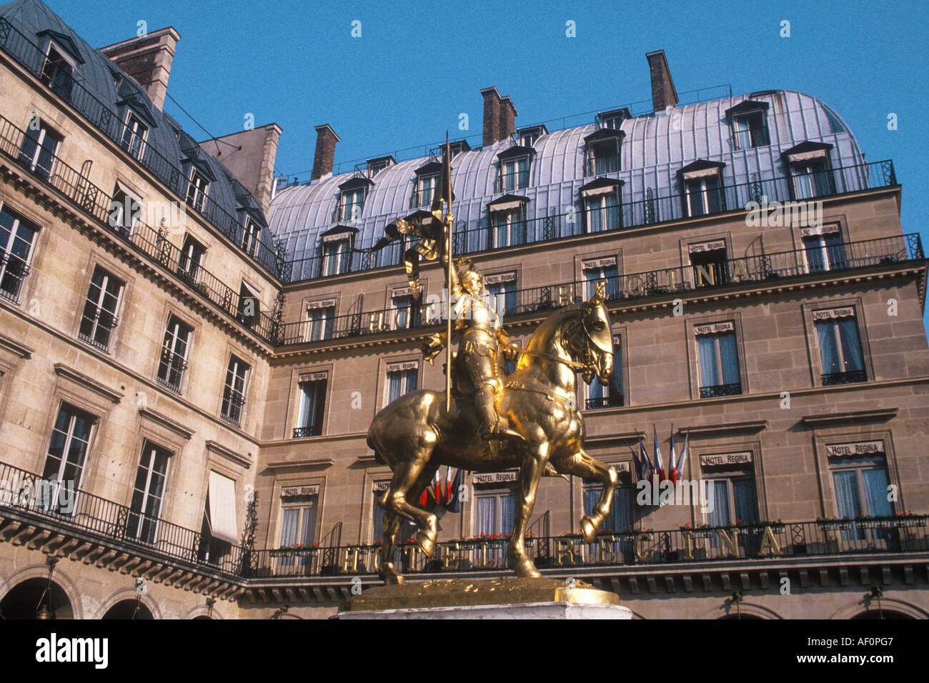 France Paris Rive droite Rue de Rivoli, place des Pyramides Statue d'or ...