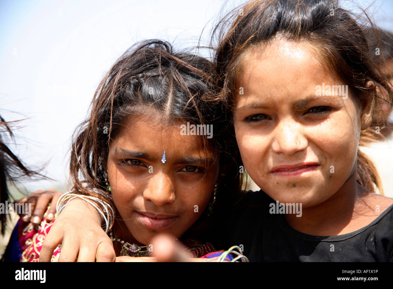 Jeunes filles de rue indiennes posant sur la route de DIU, Gujarat ...