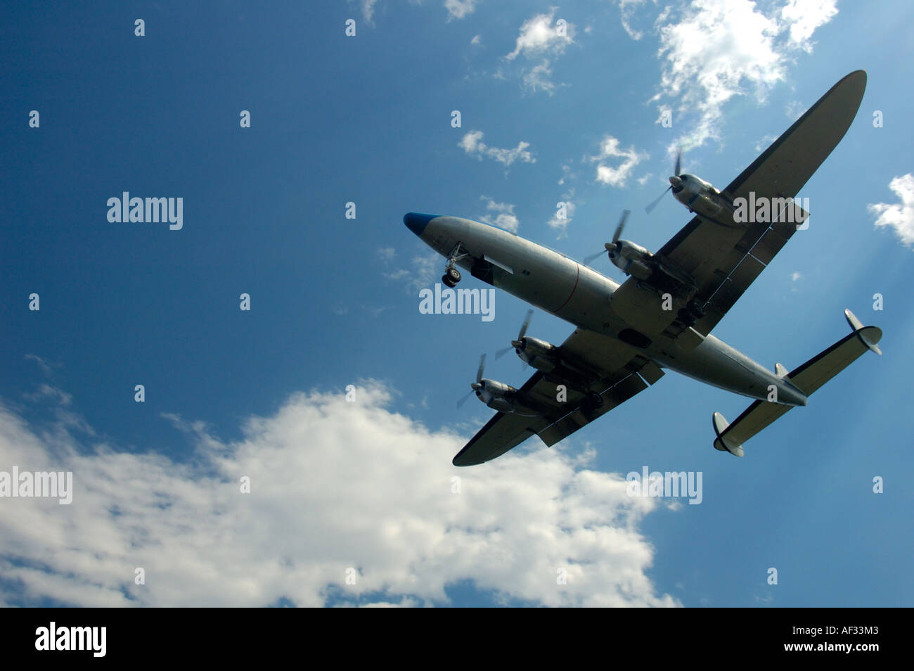Un Lockheed Constellation (Connie) landing Photo Stock - Alamy