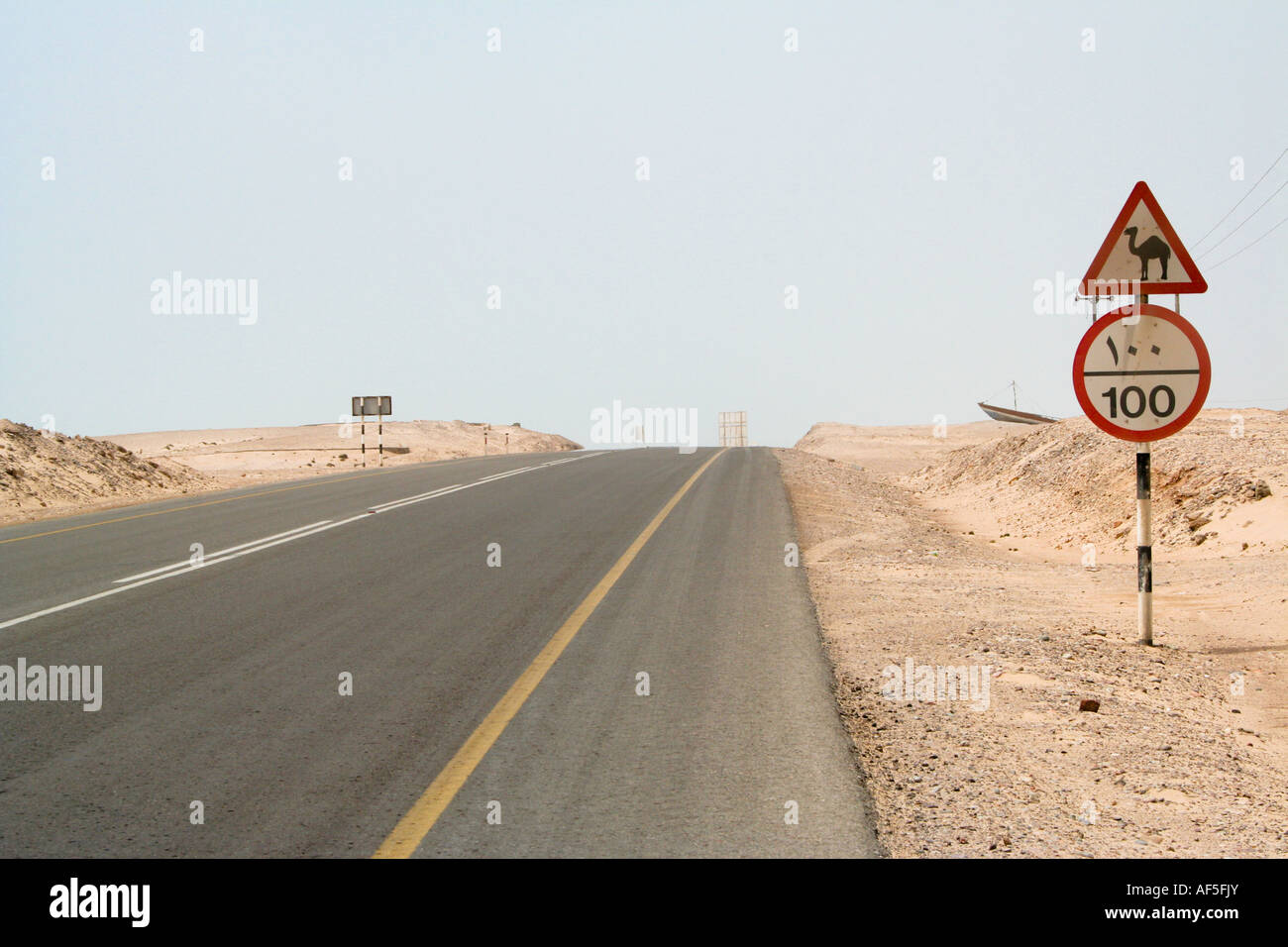 Camel Crossing Road Sign Salalah Le sud d'Oman Highway Photo Stock - Alamy