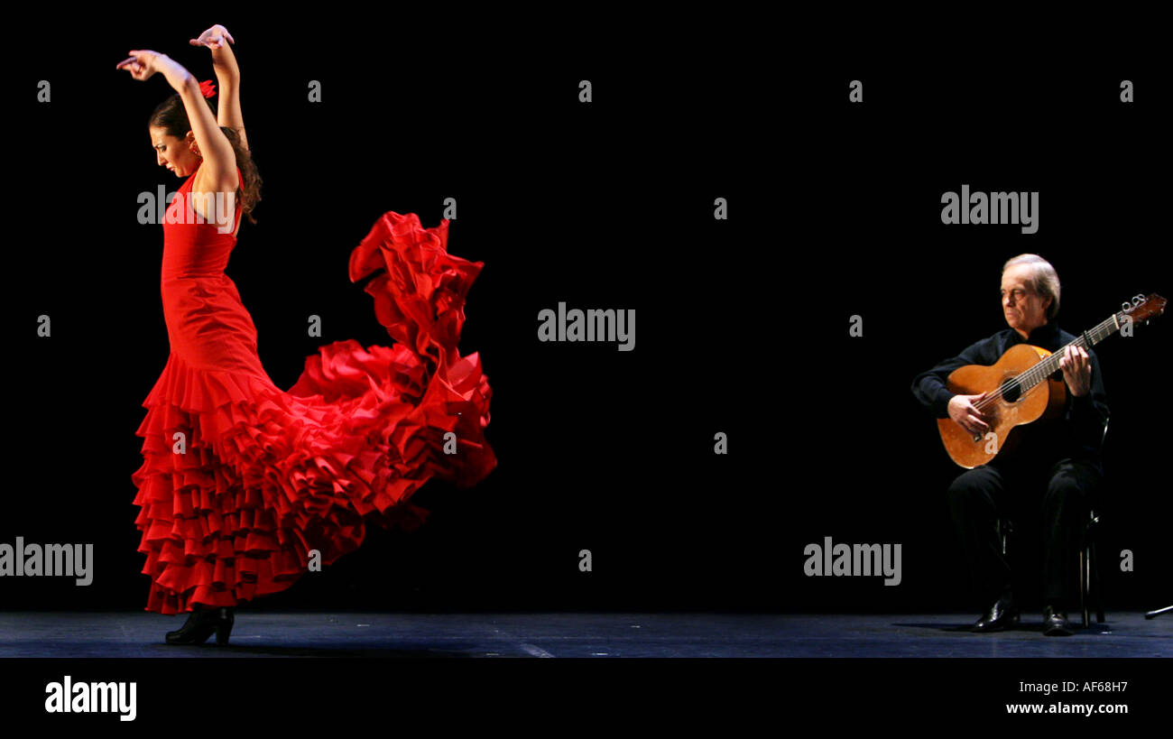Une danseuse de flamenco et guitariste espagnol Paco Peña effectuer au ...
