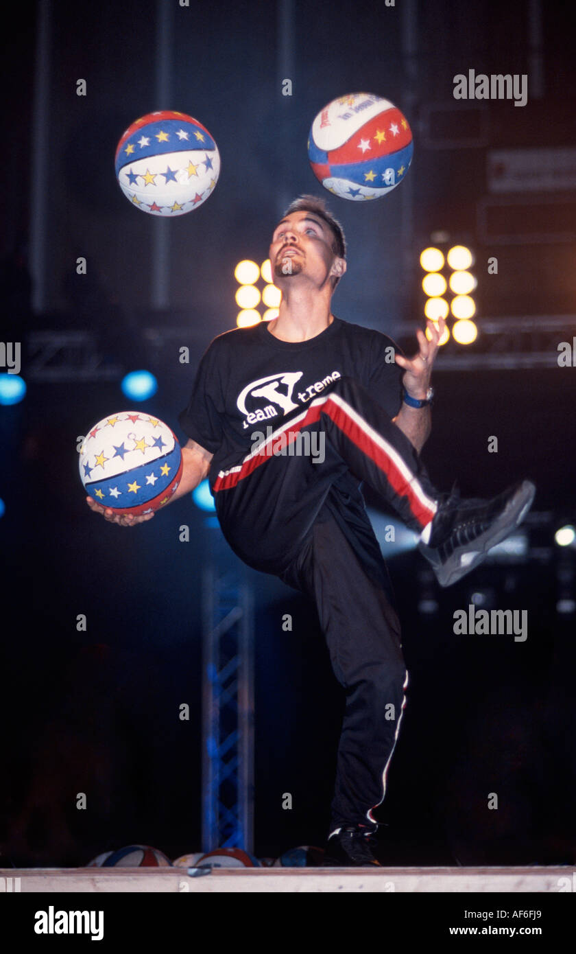 Jongleur jongle balles boule bleue Banque de photographies et d’images ...