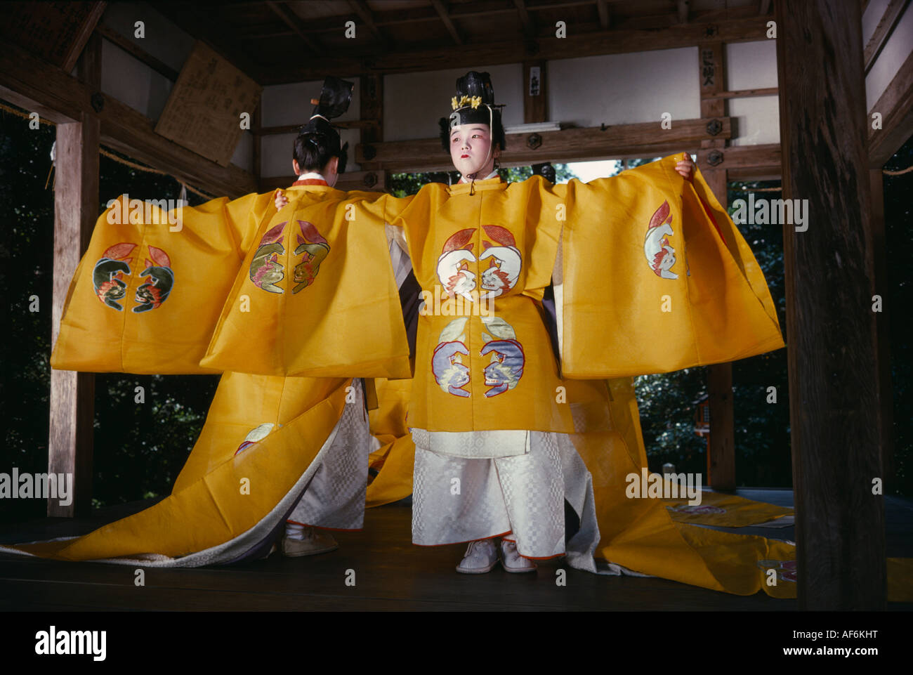Japon Temple Kyoto Honshu maidens ou gayaku Sagimori Miko effectuant au ...