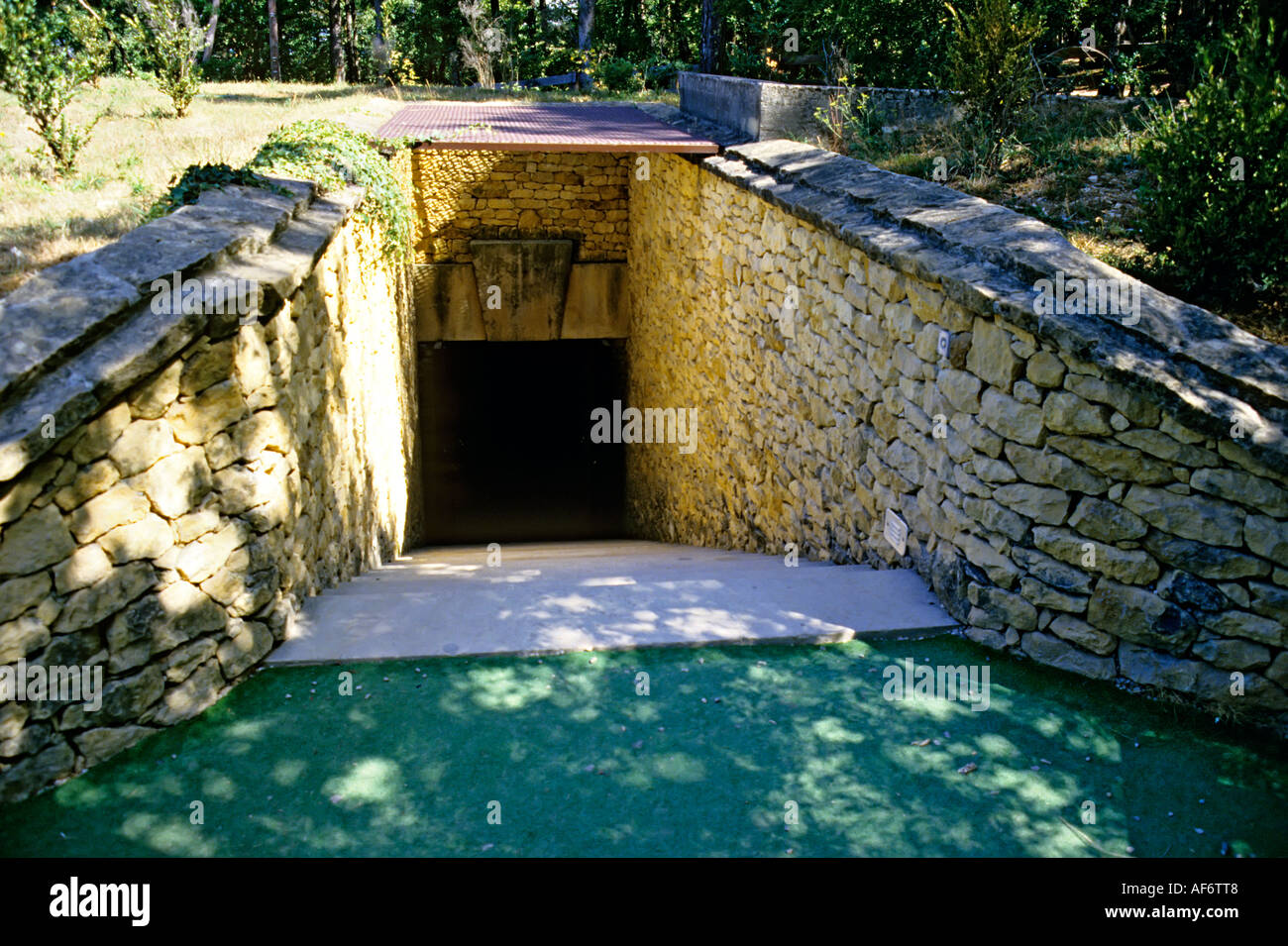 L'entrée de la réplique de la grotte de Lascaux Montignac Dordogne ...