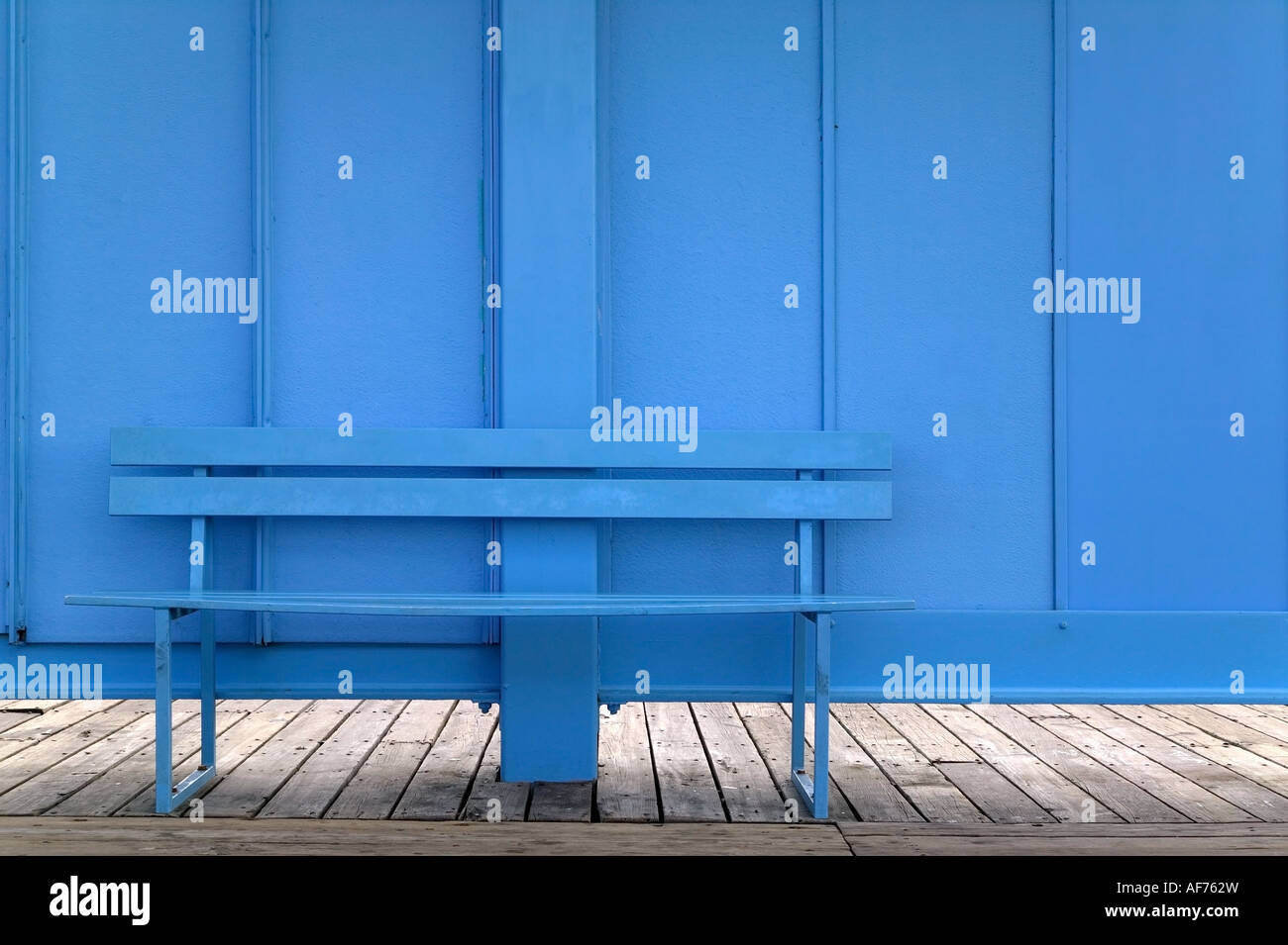 Blue bench Banque de photographies et d’images à haute résolution - Alamy
