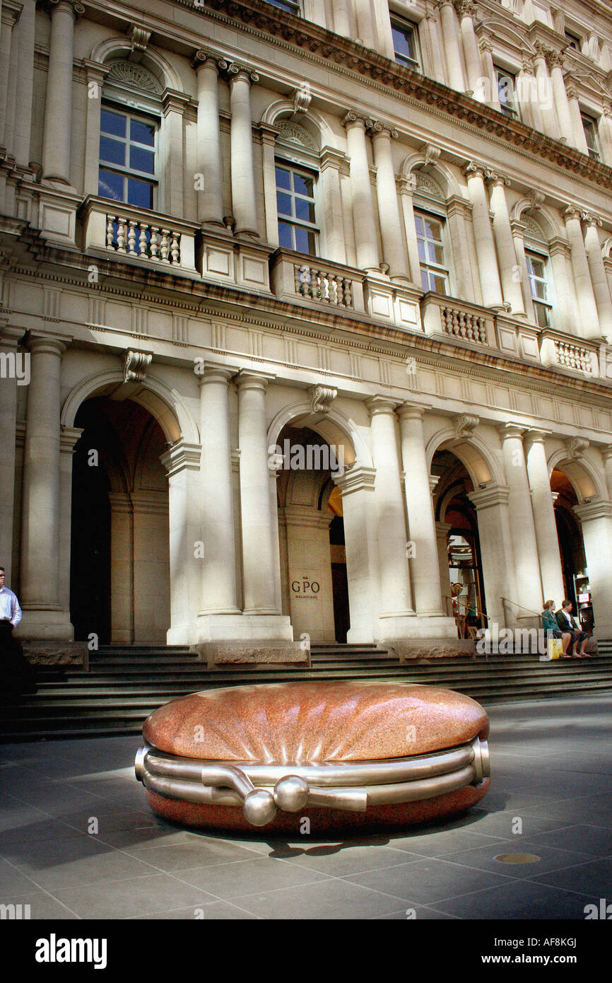 Melbourne's iconic Trésor Public sculpture en face de bâtiment GPO ...