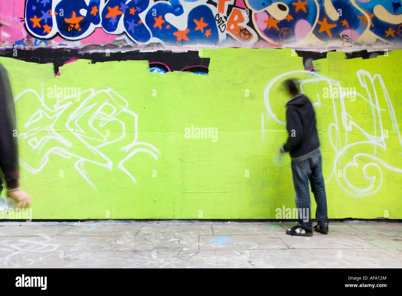 Male teen painting wall spray paint Banque de photographies et d’images ...