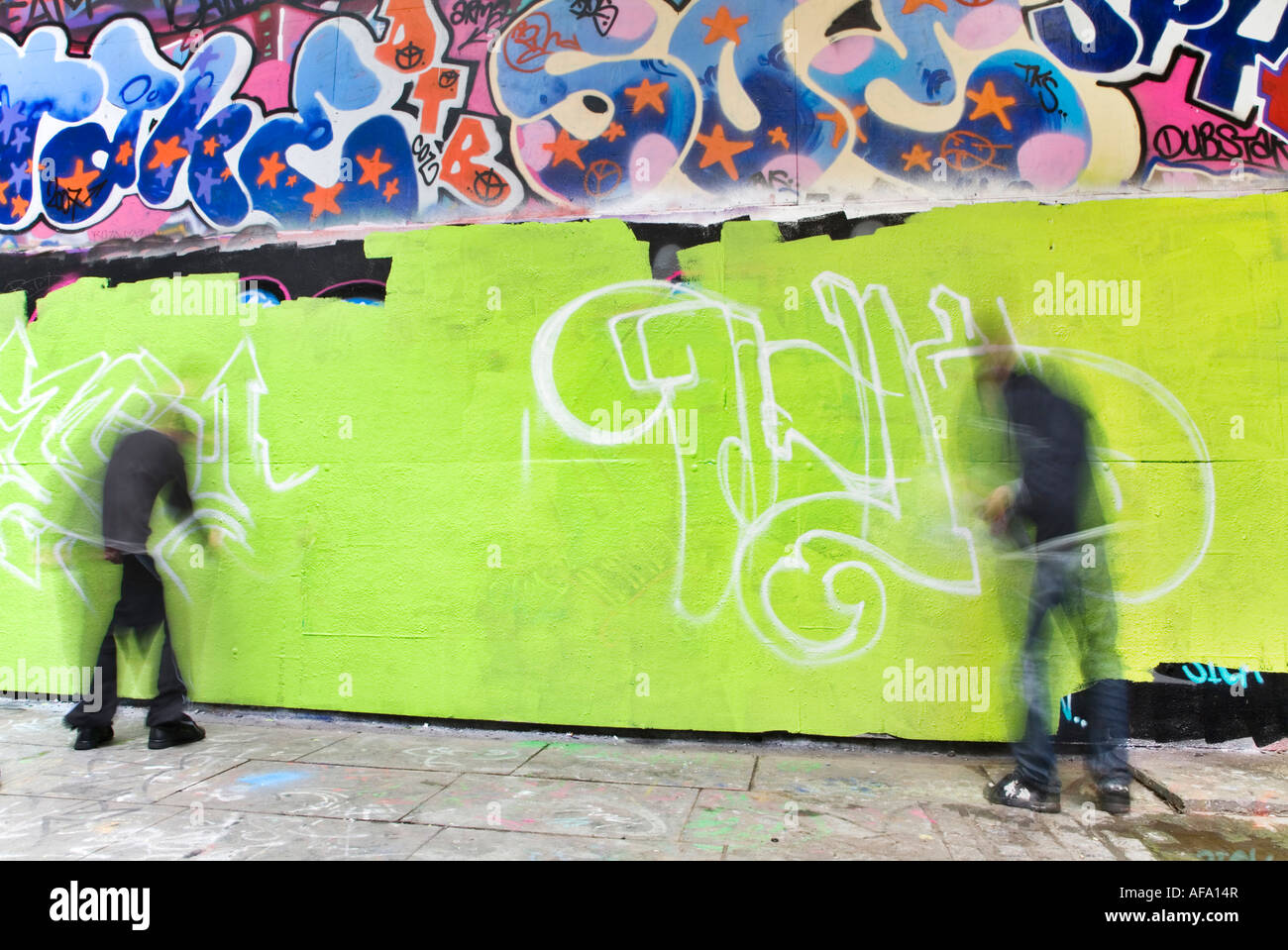 Male teen painting wall spray paint Banque de photographies et d’images ...