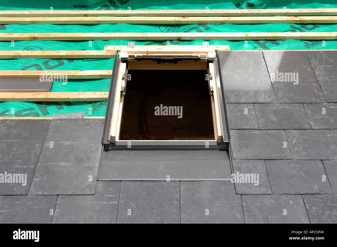 Velux ardoise de fenêtre de toit Banque de photographies et d’images à ...