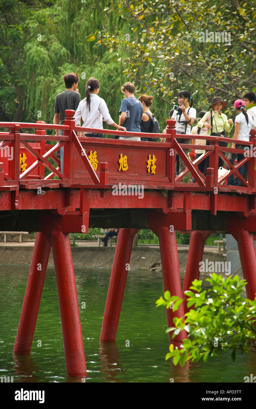 Le célèbre pont rouge sur le lac Hoan Kiem à Hanoi menant à la temple ...