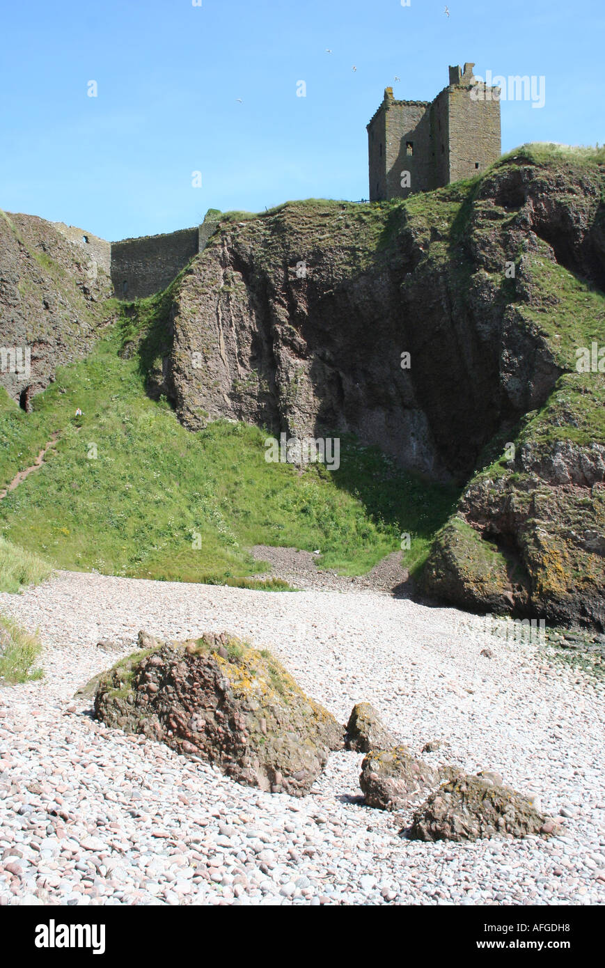 Dunnottar castle from beach Banque de photographies et d’images à haute ...