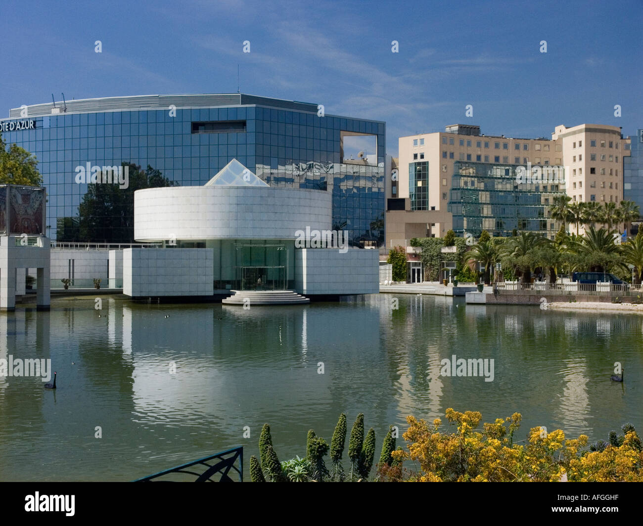 Le Musée d'Art Asiatique sur un lac artificiel à côté du jardin ...