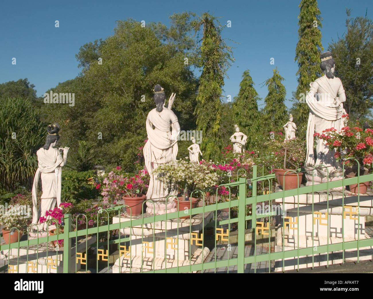 Statues statue step step tropics Banque de photographies et d’images à ...