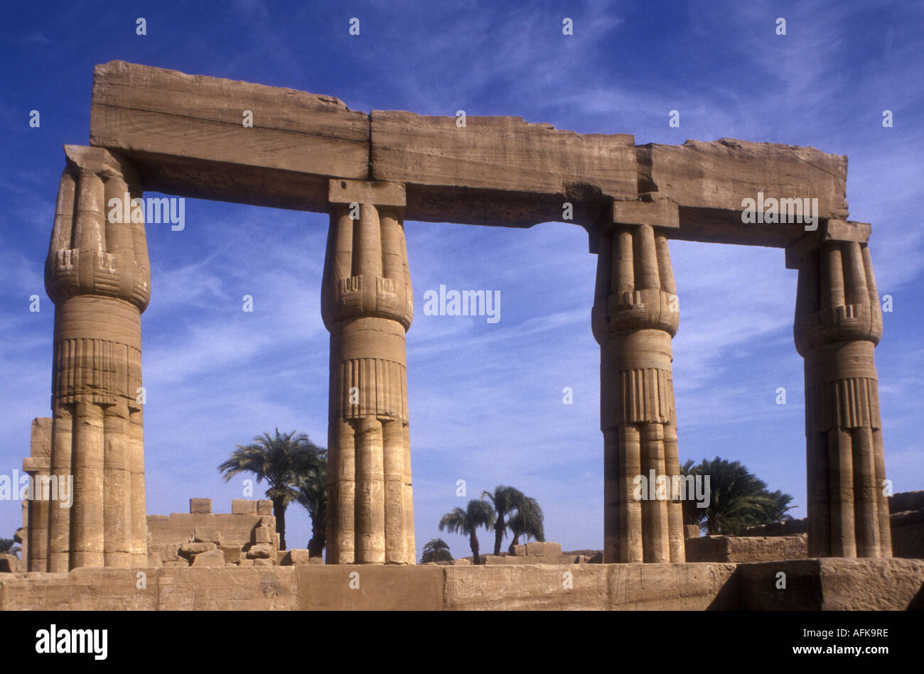 Une colonnade de quatre piliers ou des colonnes dans le Temple de ...